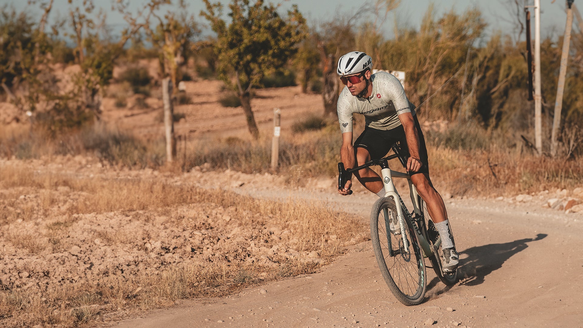 Opdag vores udvalg af Herre Gravelcykler hos Cykler.dk